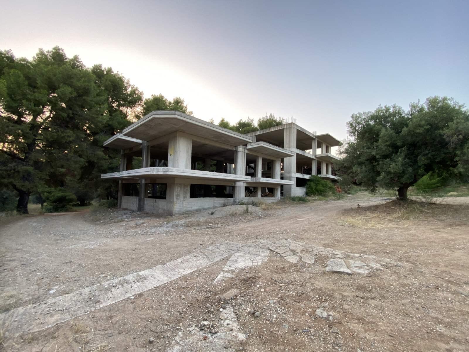 ΟΙΚΟΠΕΔΟ ΜΕ ΗΜΙΤΕΛΕΣ ΚΤΙΡΙΟ