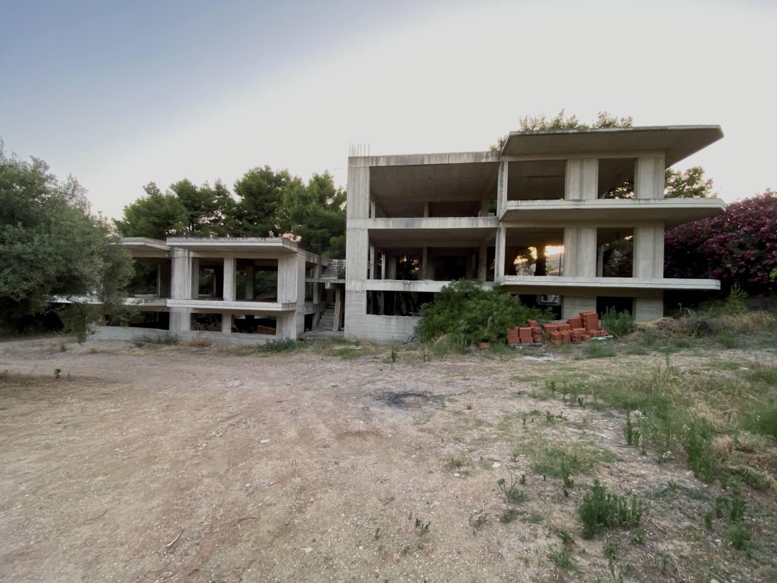 ΟΙΚΟΠΕΔΟ ΜΕ ΗΜΙΤΕΛΕΣ ΚΤΙΡΙΟ